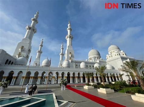 10 Fakta Menarik Masjid Raya Sheikh Zayed Solo