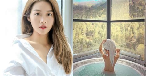 Khả Ngân gây sốc với hình ảnh bán nude trong nhà tắm