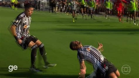V Deo Aos Min Do Tempo Gol De Falta De Hulk Do Atl Tico Mg