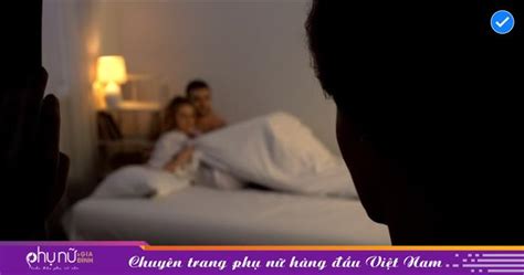 Nửa đêm rón rén vào phòng ngủ sợ con tỉnh giấc dưới ánh đèn lờ mờ tôi