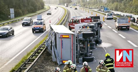Lkw Fahrer Bei Unfall Schwer Verletzt Vorarlberger Nachrichten VN At