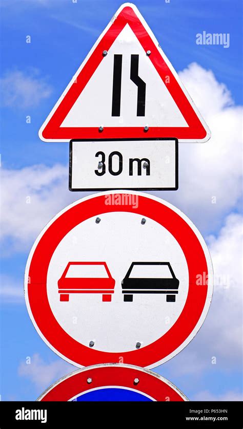 No Overtaking Signs Hi Res Stock Photography And Images Alamy