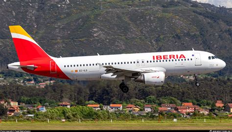 EC ILS Iberia Airbus A320 214 Photo by Paweł Wędrychowicz ID 1431766