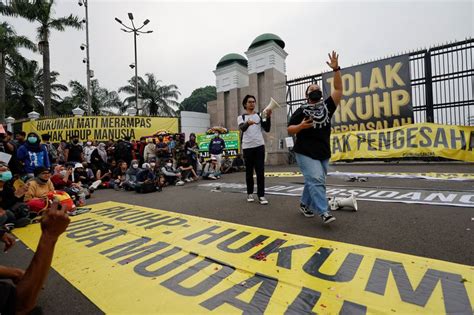 Indonesia Bans Sex Outside Marriage In New Criminal Code By Reuters