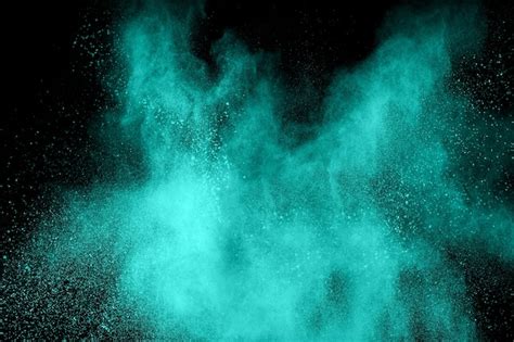 Nube de la explosión del polvo del color verde aislada en fondo negro