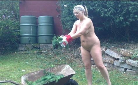 Nackte Gartenarbeit Nackter Garten Porno Bilder Sex Fotos Xxx Bilder 3853573 Pictoa
