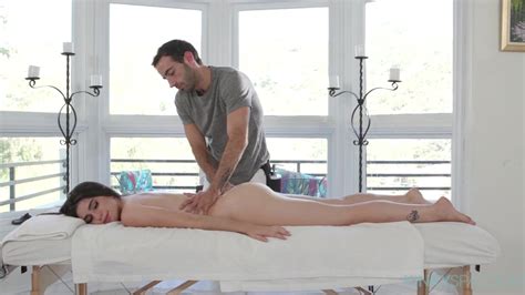 Un Masseur Explore Le Corps Gras D Une Adolescente Brune Y Compris Sa