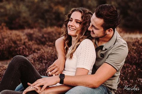 Romantische loveshoot poses en ideeën voor koppel buiten in het bos