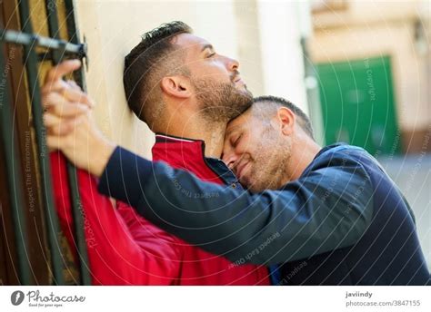 Schwules Paar In Einem Romantischen Moment Im Freien Ein Lizenzfreies