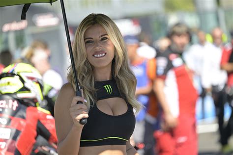 Le ombrelline di Francia le ragazze più belle a Magny Cours
