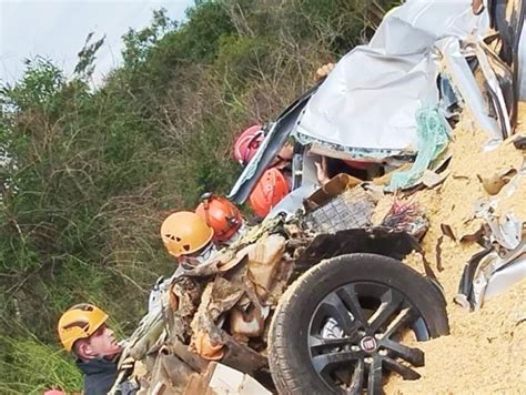 Acidente Entre Duas Carretas E Carro De Palotina Mata Duas Pessoas