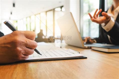 与新的项目讨论和分析数据图表和估价合作的工商会执行官议商业社经长会议投资估值经济学高清图片下载 正版图片307998956 摄图网