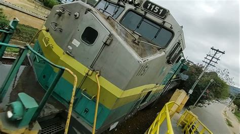 Trem Cargueiro de Minério da Vale Descendo Lotado Passa Sob a Passarela