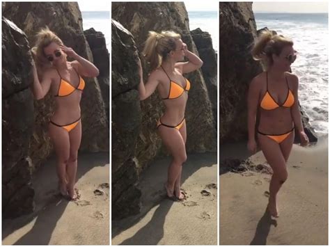 Vídeo Britney Spears em poses sensuais na praia