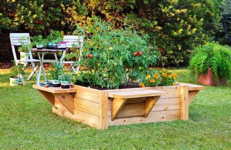 Cómo construir una cama elevada con bancos Decoraciones de jardín