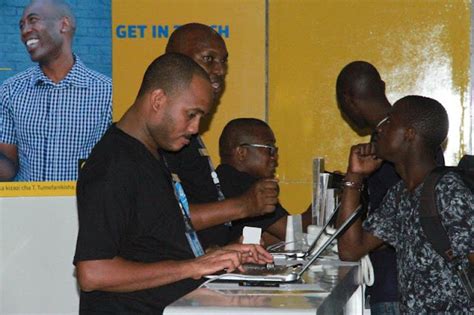 MATUKIO MICHUZI BLOG WANANCHI WAJITOKEZA KUPATA HUDUMA ZA 4G YA TTCL