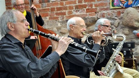 New Orleans Feetwarmers spielen zum Frühschoppen im Burghof auf