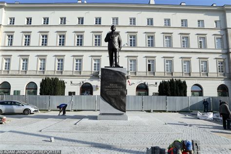 Pomnik Lecha Kaczyńskiego już gotowy wielkie odsłonięcie w sobotę