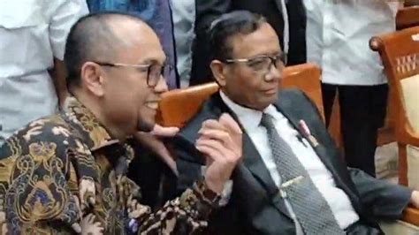 Saat Mahfud MD Gandeng Tangan Kepala PPATK Sebelum Rapat Soal Transaksi