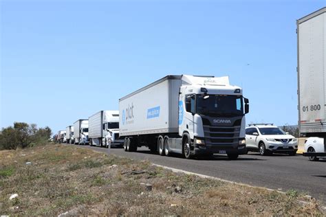Vuelca camión de carga tras chocar contra otro en la autopista Mazatlán