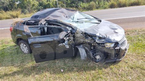 Pneu se solta de caminhão e atinge carro na SP 255 Portal Morada