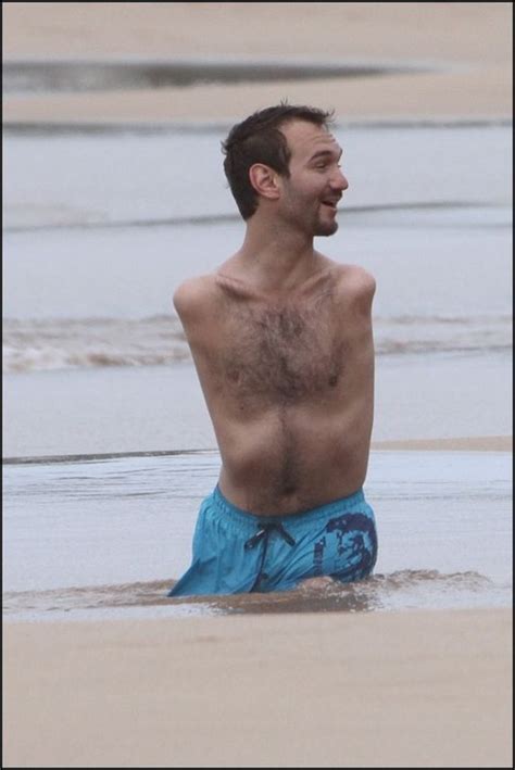 Photos Man Born Without Legs And Arms Nick Vujicic And His Wife Are