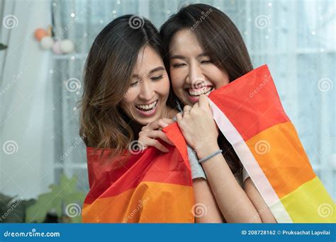 Duas Jovens Mulheres Lésbicas Asiáticas Se Abraçam Umas às Outras E Segurando A Bandeira Do Arco