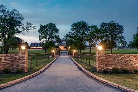 Pin By Ana Lu On Spin Off Modern Hiraeth Farm Entrance Driveway