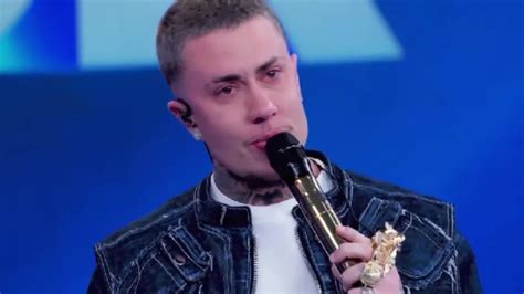 Mc Daniel Se Emociona E Chora Ao Falar Sobre O Filho Em Programa Da