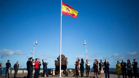 Izada histórica de la bandera española en el dique sur de Melilla