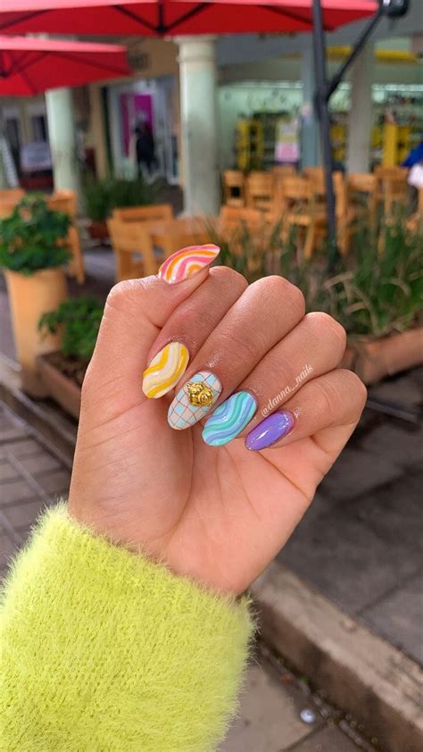 Uñas acrílicas con relieve Hacer uñas de gel Manicura de uñas Uñas