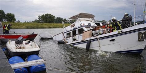 Alt Garge Sportboot Droht Zu Sinken Feuerwehr Bleckede