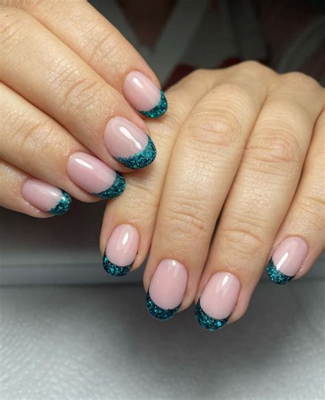 Navidad 2023 manicura francesa de purpurina para uñas en tendencia
