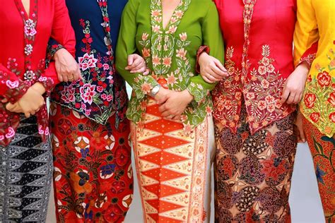 แฟชนผาบาตก สสนสดใสจากอนโดนเซย เคลดลบความสวยของผหญง