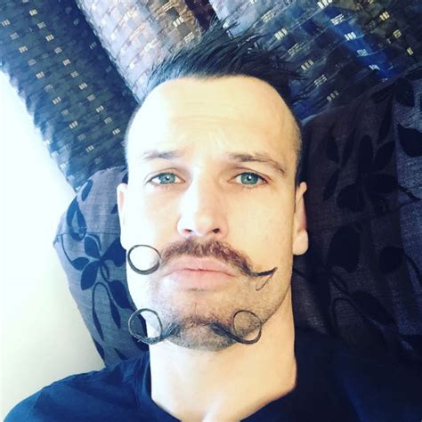 Bigode duplo é a última tendência da moda masculina Aziume Blog de