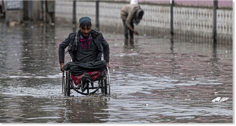 Al menos seis muertos y 100 casas destruidas en una inundación en