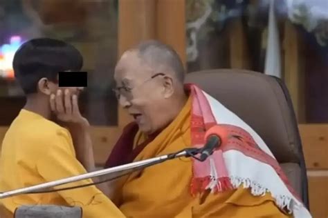 Dalái lama se disculpa tras pedir a un niño que chupe su lengua xeu
