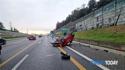 Auto Ribaltata Sulla Tangenziale Nord Di Torino All Altezza Di Collegno