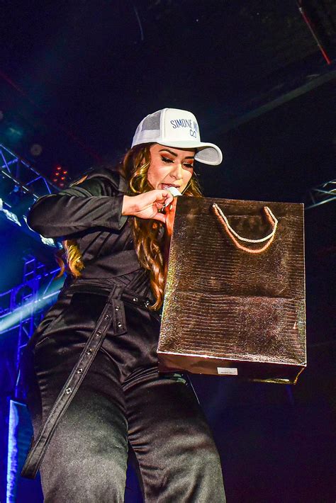 De Look Todo Preto Simone Mendes Faz Primeiro Show Solo E Ganha