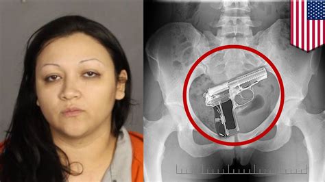 Mujer arrestada por posesión de drogas confiesa a la policía que tiene