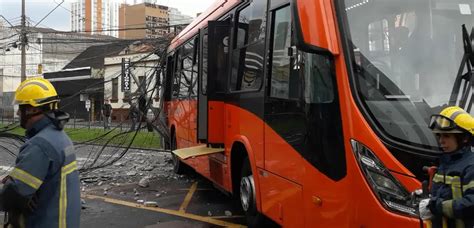Vídeo imagens de câmeras de segurança mostram acidente entre ônibus no