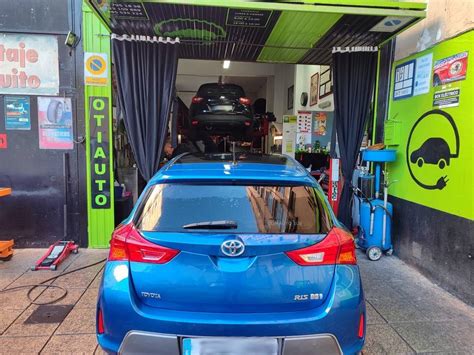 Cambio de batería a un Toyota Auris híbrido Otiauto es tu taller