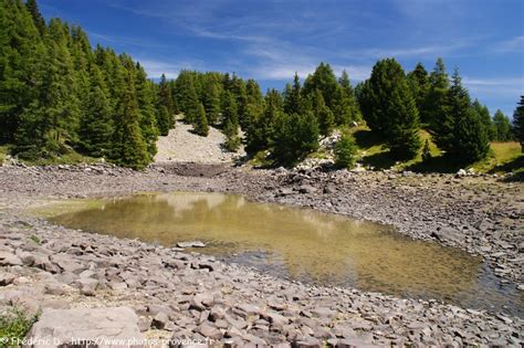 Le Fort de Dormillouse et les lacs du col Bas à l entrée de la vallée