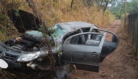 Carro capota e motorista é salva vida em Oliveira Centro Oeste G1