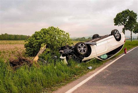 Auto kracht gegen Baum und überschlägt sich Fahrerin im Krankenhaus