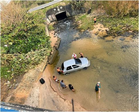 Motorista perde controle de direção e carro cai no Rio Jaguaribe em