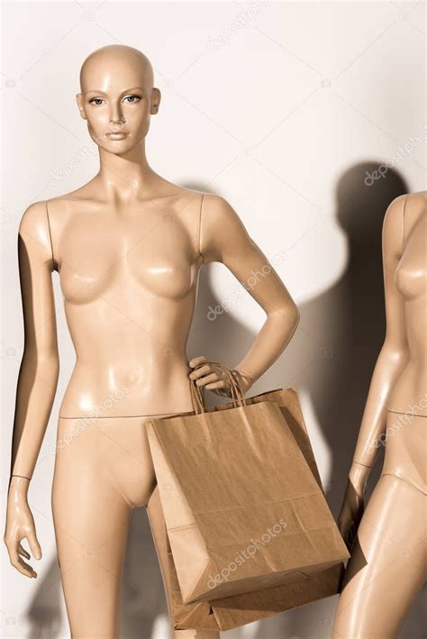 maniquí calvo desnudo con bolsas de papel en blanco 2023