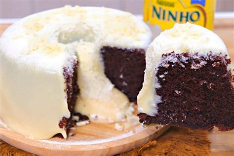 Receita e truque que faz o bolo vulcão de leite ninho ficar ainda mais