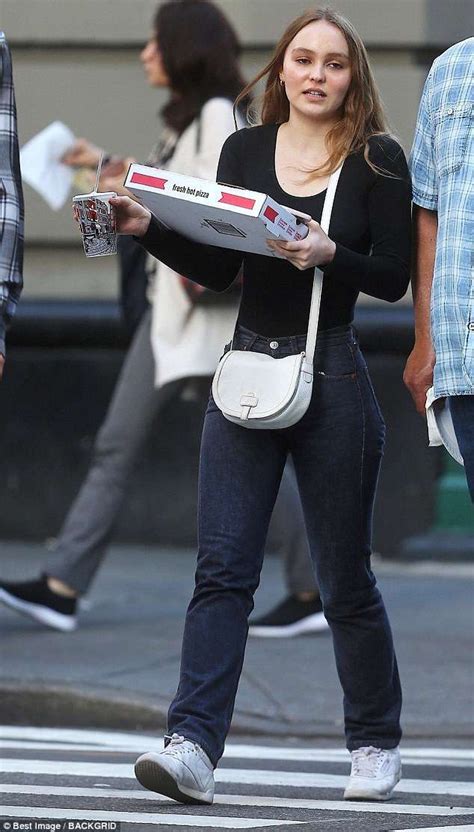 Lily Rose Depp Flaunts Slender Figure In Jeans While Grabbing Pizza