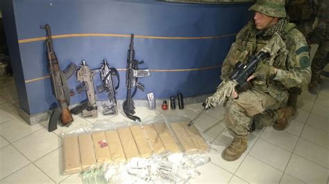 Polícia apreende armas e drogas após operação na Rocinha Rio de